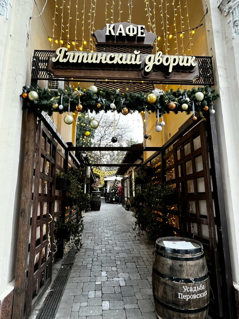 Kafe Yaltinskiy Dvorik, Yalta, foto