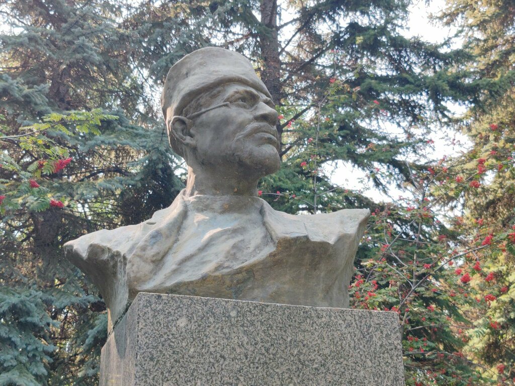 Anıt, heykel Bust of I.S. Yakutov, Ufa, foto