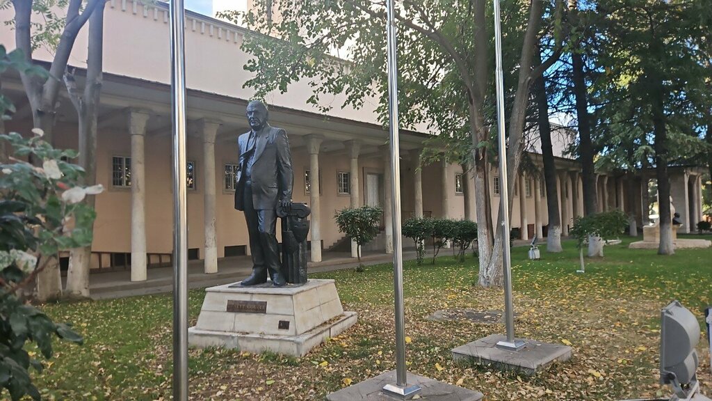 Anıt, heykel Cüneyt Gökçer Heykeli, Ankara, foto