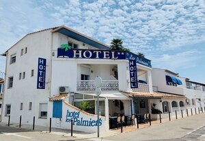 Hôtel Les Palmiers EN Camargue (Provence-Alpes-Côte d'Azur, Bouches-du-Rhône, Arrondissement d'Arles, Saintes-Maries-de-la-Mer, Rue Alphonse Daudet, 16), otel