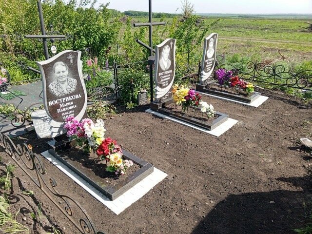 Heykel ve mezarlık taşı üreticileri Гранитная мастерская Памятники в Кшени, Kurskaya oblastı, foto