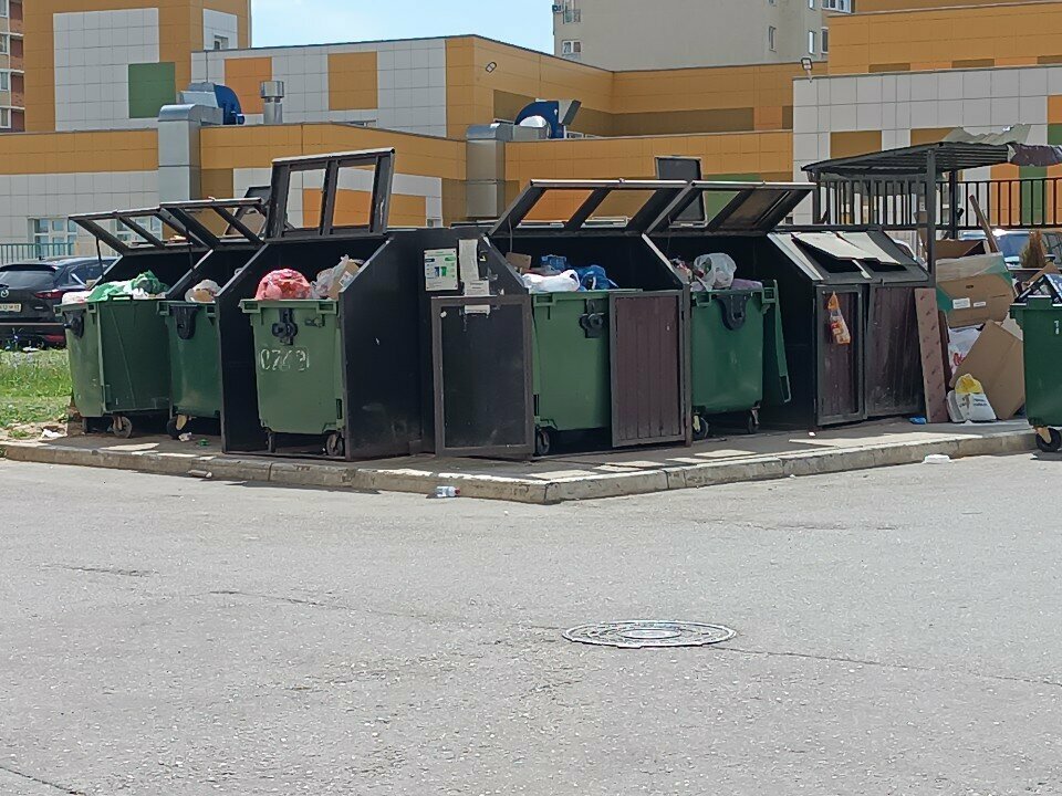 Ayrı çöp toplama noktası Waste sorting, Tver, foto