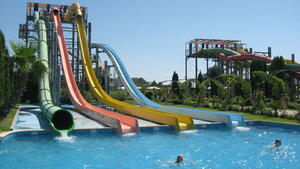 Action Aquapark (Burgas Region, Nesebar, Resort of Slanchev Bryag, Chajka District), su parkı  Güneş Sahili Tatil Tesisleri'nden
