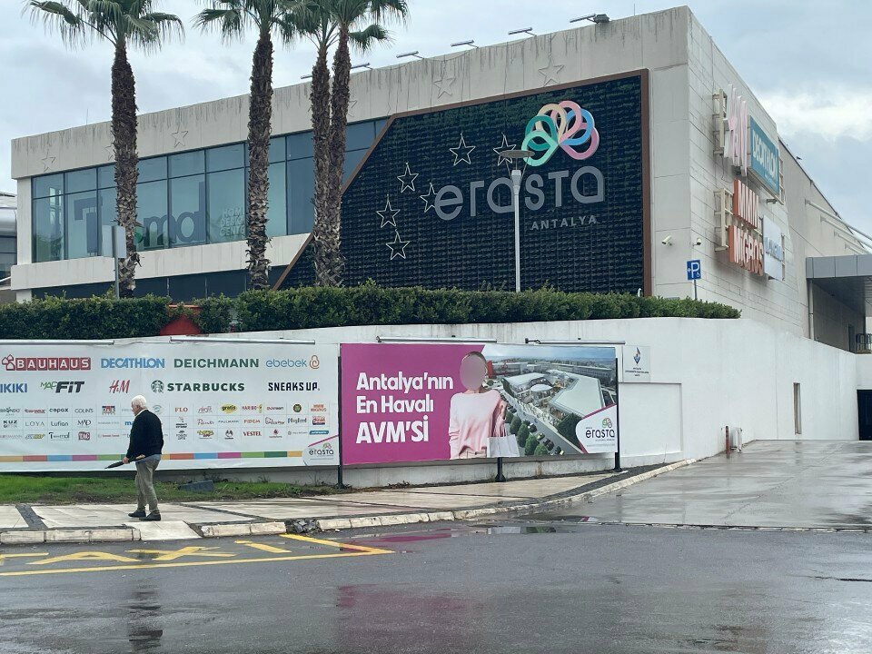 Spor giyim ve ayakkabı Sneaks Up, Antalya, foto