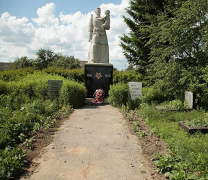 Мемориал павшим воинам-землякам, погибшим в боях за Родину! (Kaluga Region, Kozelskiy rayon, selskoye poseleniye derevnya Plyuskovo, derevnya Plyuskovo), anıt, heykel  Kalujskaya oblastından