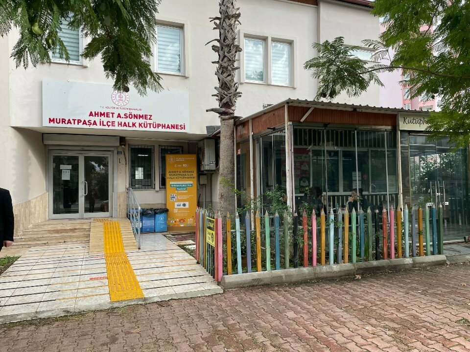 Kütüphaneler Muratpaşa Ahmet Sönmez İlçe Halk Kütüphanesi, Antalya, foto