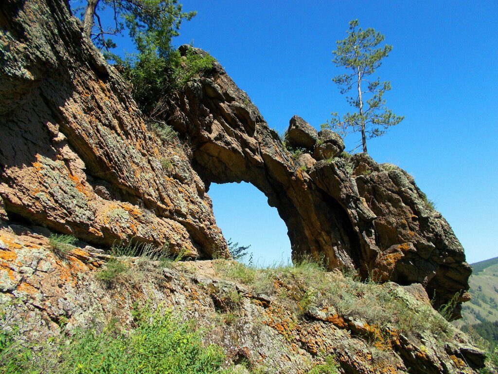 Dağ zirvesi Скала Голубые ворота, Krasnoyarski krayı, foto