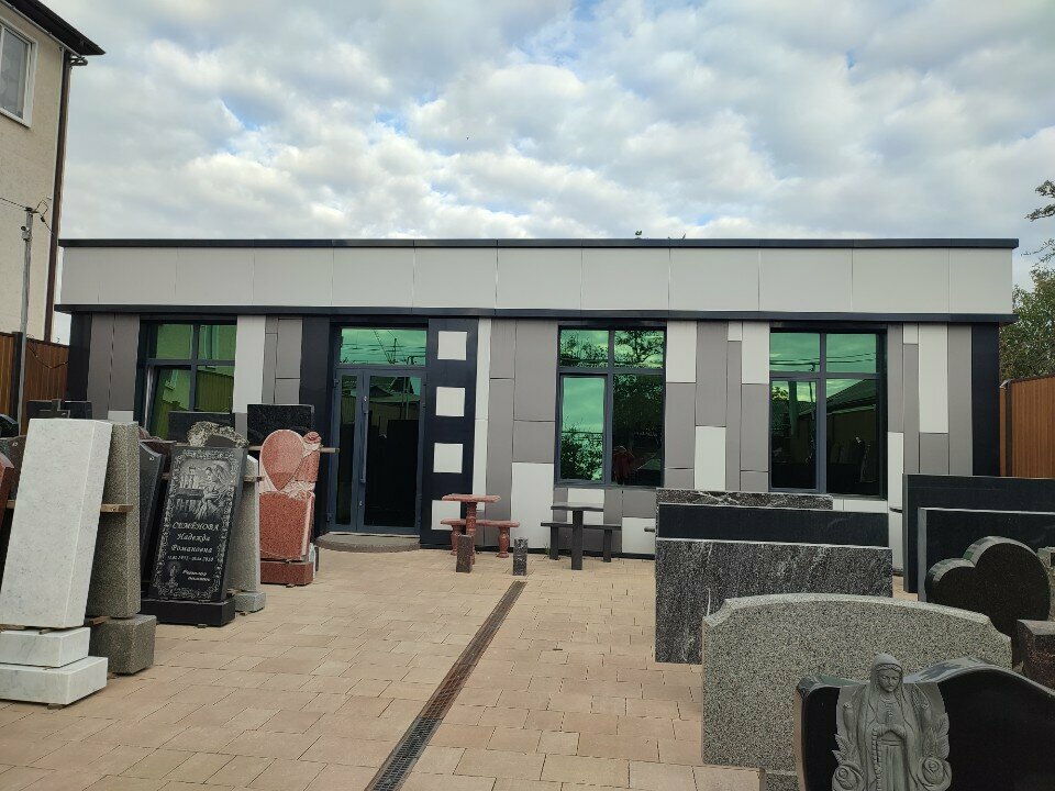 Heykel ve mezarlık taşı üreticileri Monument, Krasnodar, foto