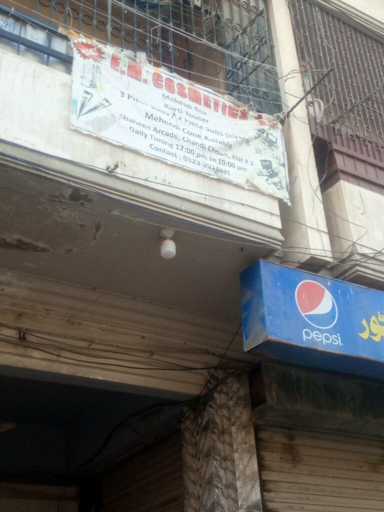 Kozmetik ve parfümeri mağazaları E. M Cosmetics, Karaçi, foto