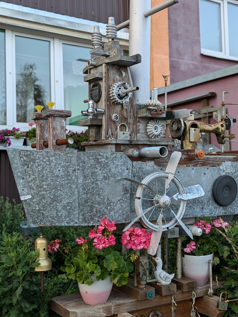 Park, sokak heykeli Кораблик, Grodnenskaya oblastı, foto