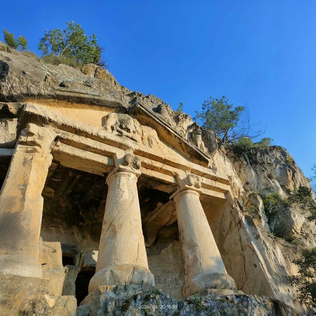 Turistik yerler Salar Köyü Kaya Mezarlığı, Boyabat, foto
