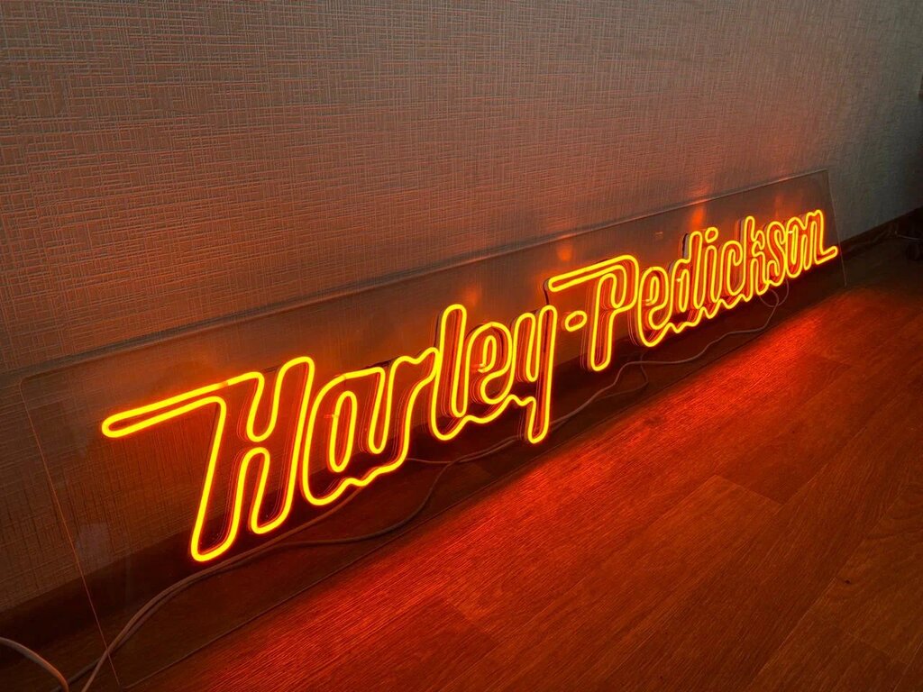 Açıkhava reklamcılığı Fabrika idey, Novosibirsk, foto