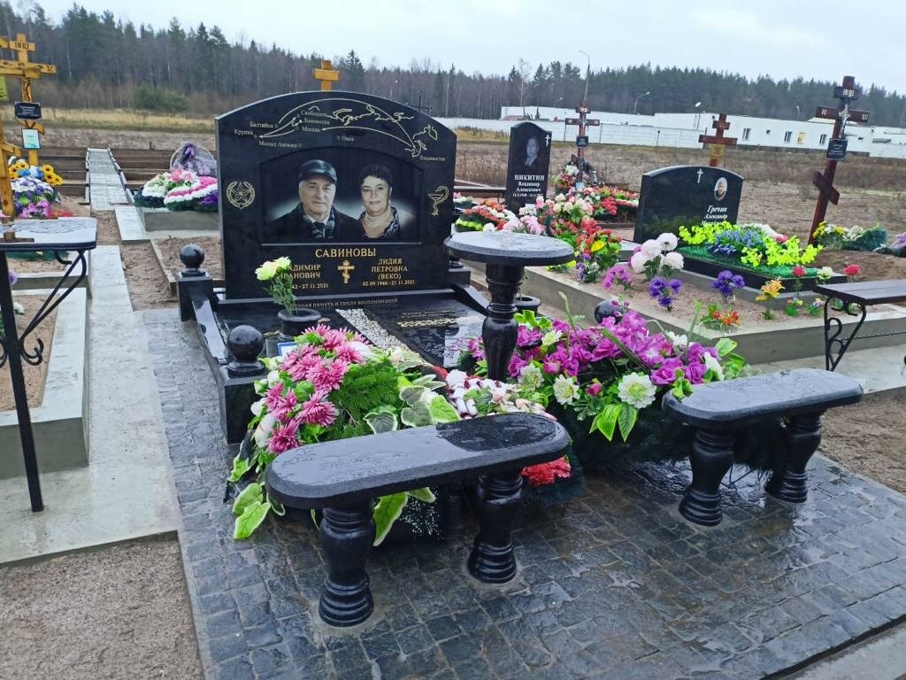 Heykel ve mezarlık taşı üreticileri Granite Technologies Of Karelia, Saint‑Petersburg, foto