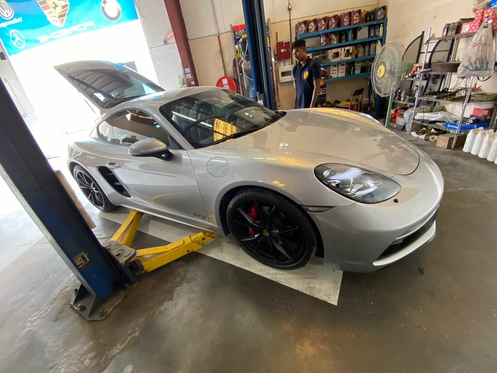 Otomobil servisi Star Pit, Dubai, foto