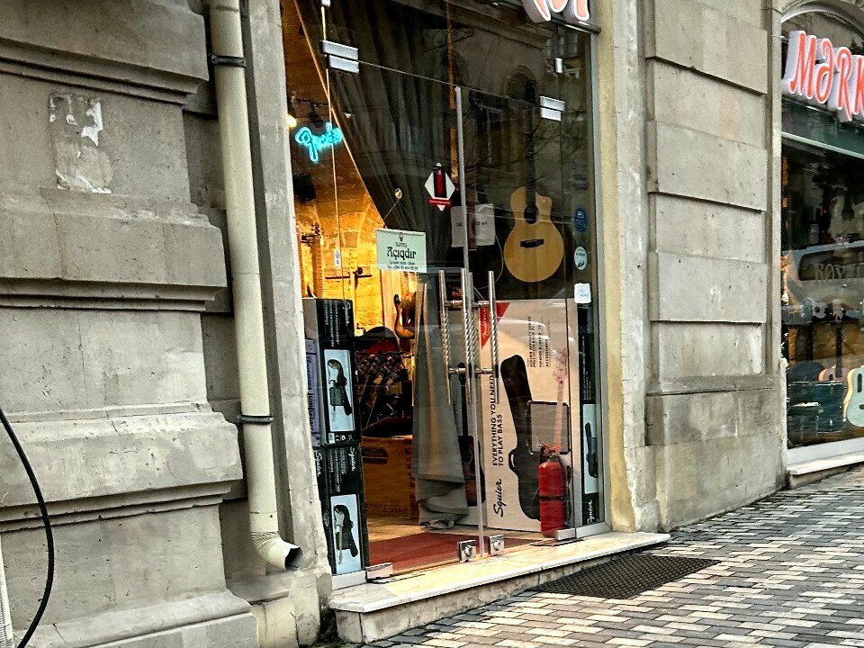 Enstrüman mağazaları Gitara mərkəzi, Bakü, foto