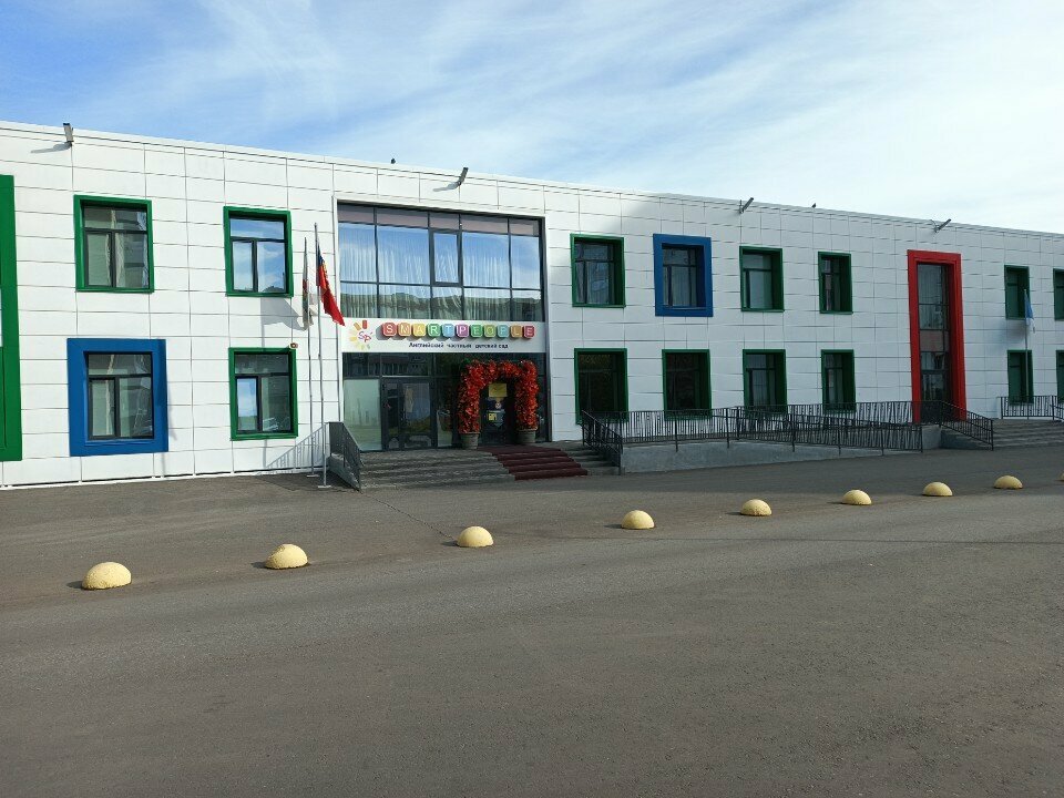 Kozmetik ve parfümeri mağazaları Zvenyashchiye kedry Rossii, Naberejniye Çelny (Yar Çallı), foto