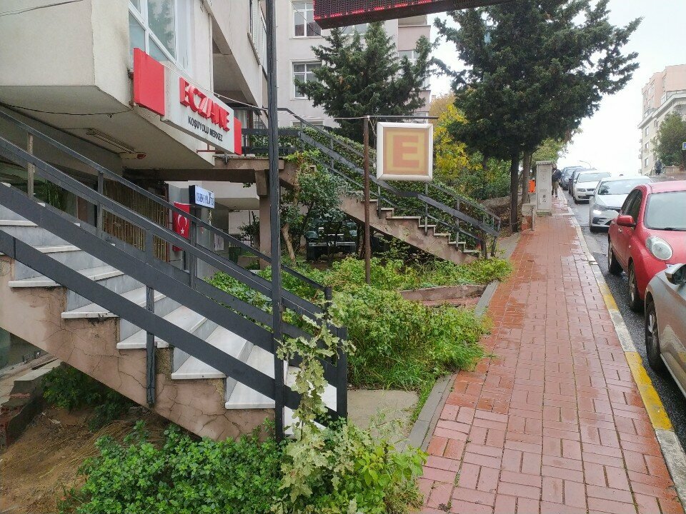 Eczaneler Koşuyolu Merkez Eczanesi, İstanbul, foto