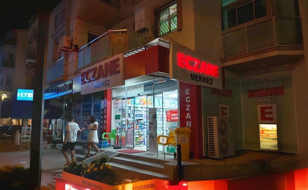 Eczaneler Merkez Eczanesi, İzmir, foto
