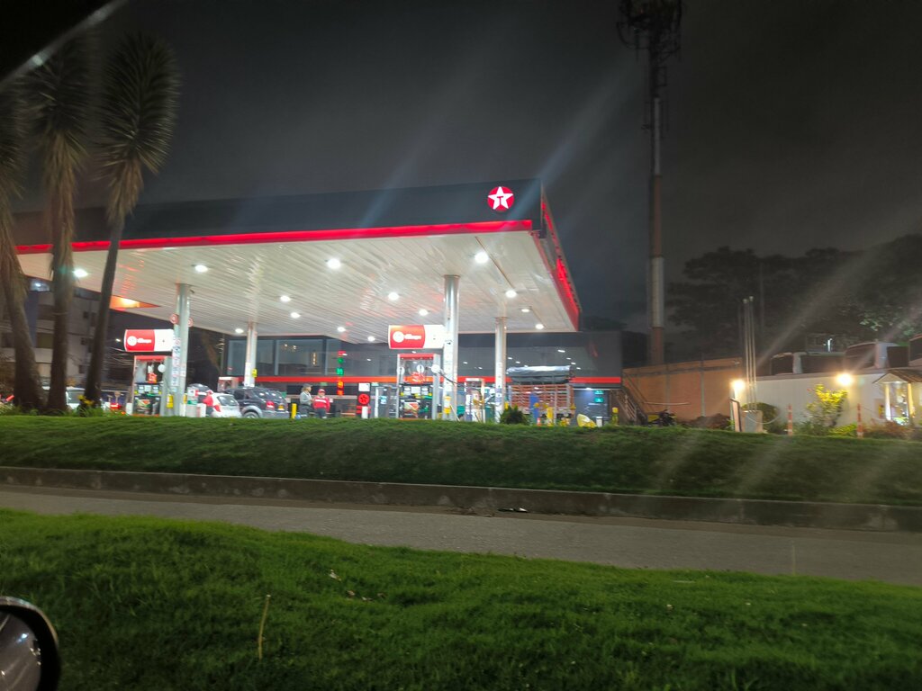 Benzin istasyonu Texaco AV. Chile - Zarzamora vanti, Bogota, foto