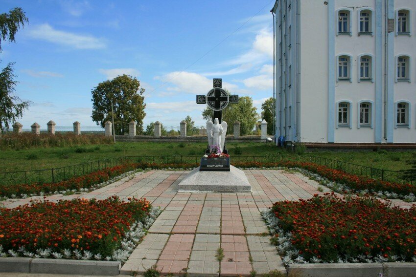 Ortodoks kiliseleri Tserkov Longina Koryazhemskogo V Nikolo-Koryazhemskom monastyre, Koriajma, foto