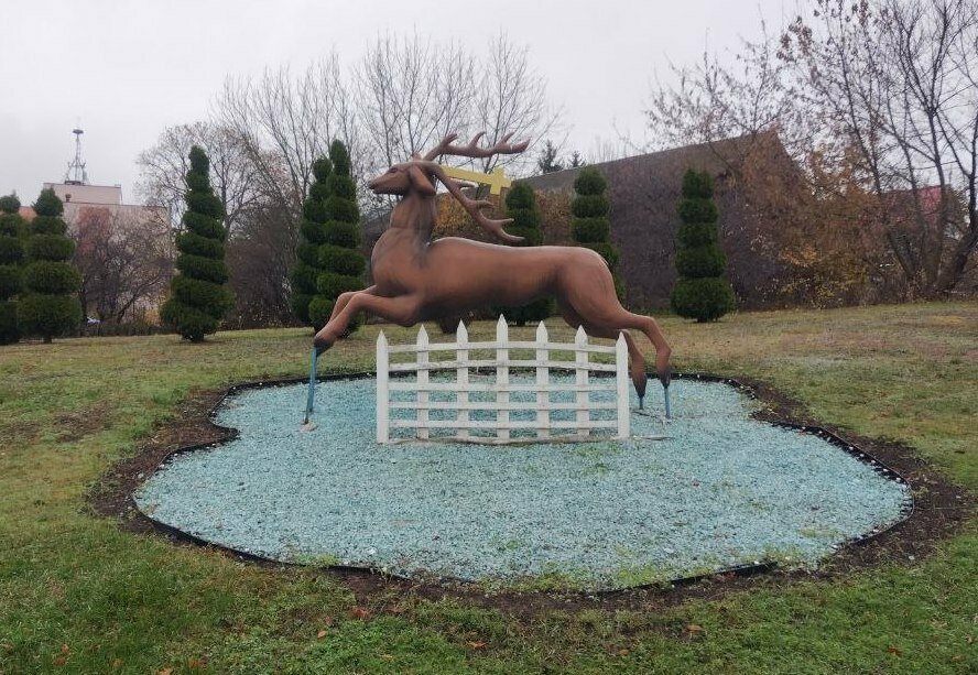 Park, sokak heykeli Jeleń świętego Huberta, Grodno, foto