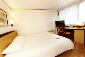 Campanile Maubeuge Nord (Île-de-France, Hauts-de-Seine, Rueil-Malmaison, Avenue Jean Jaurès, 49), otel  Maubeuge'den
