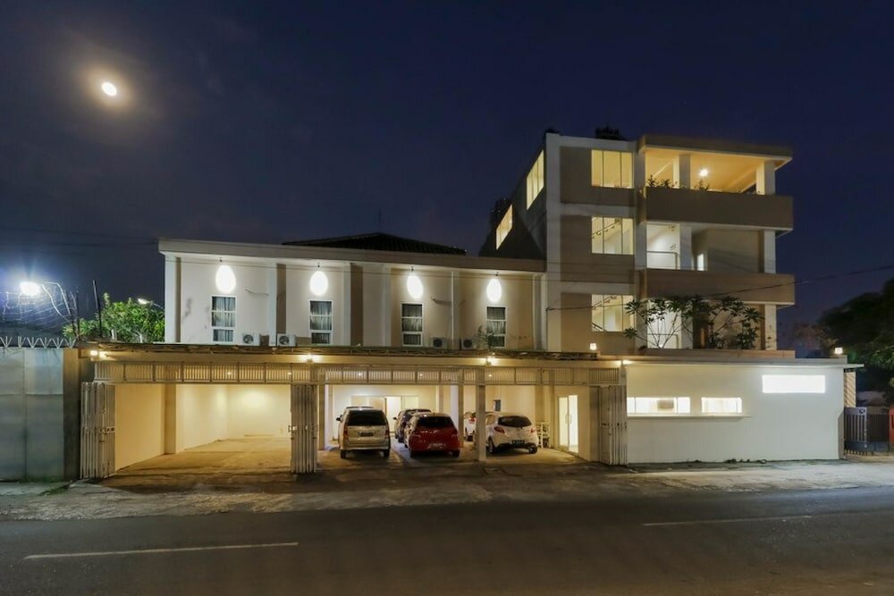 Otel RedDoorz near Stadion Manahan Solo, Surakarta, foto