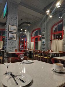 Bristol Restaurant & Bar (David Agmashenebeli Street No:6), restoran  Poti'den (Faş'tan)
