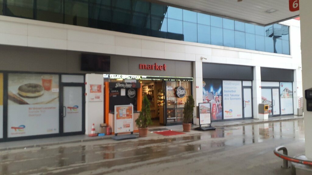 Benzin istasyonu TotalEnergies, İstanbul, foto