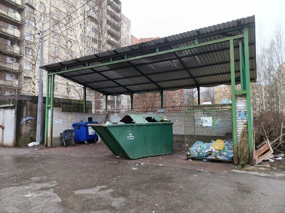 Ayrı çöp toplama noktası Waste sorting, Saint‑Petersburg, foto