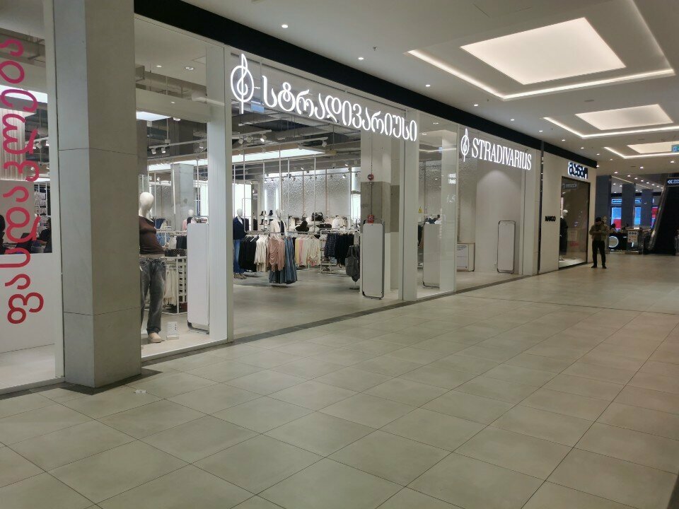 Giyim mağazası Stradivarius, Batum, foto