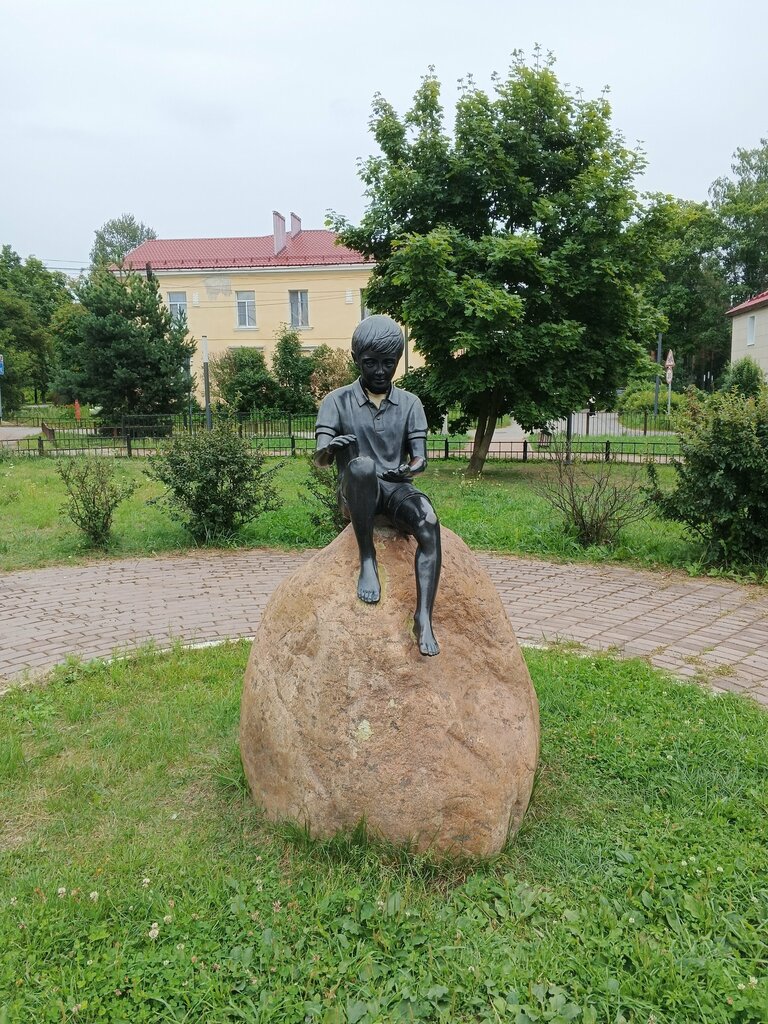 Park, sokak heykeli Читающий мальчик, Saint‑Petersburg ve Leningradskaya oblastı, foto