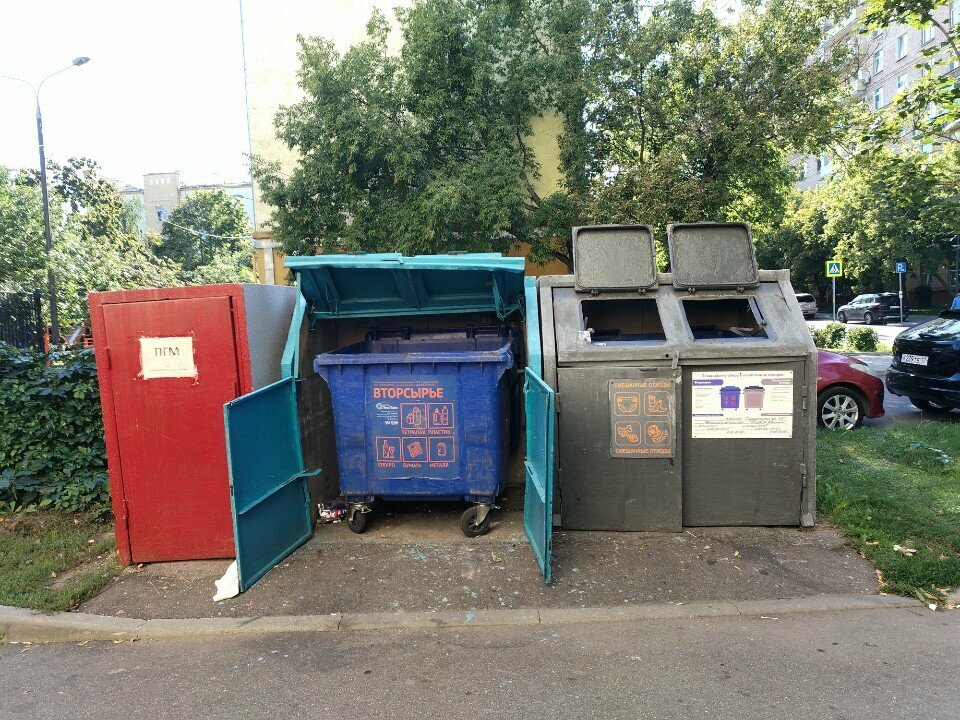 Ayrı çöp toplama noktası Waste sorting, Moskova, foto