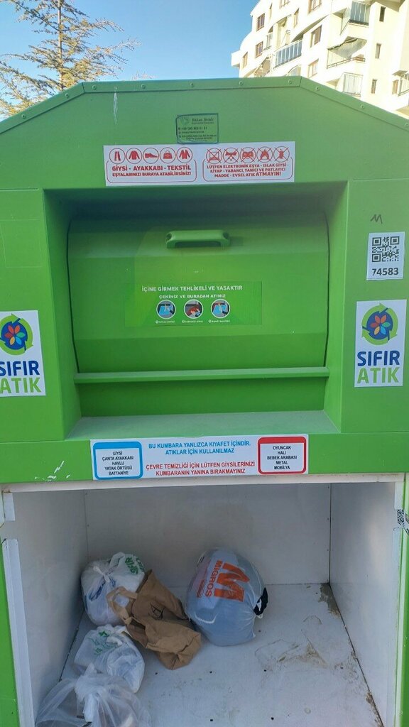 Yardım toplama noktası Kullanılmış Giysi ve Ayakkabı Kumbarası, Ankara, foto