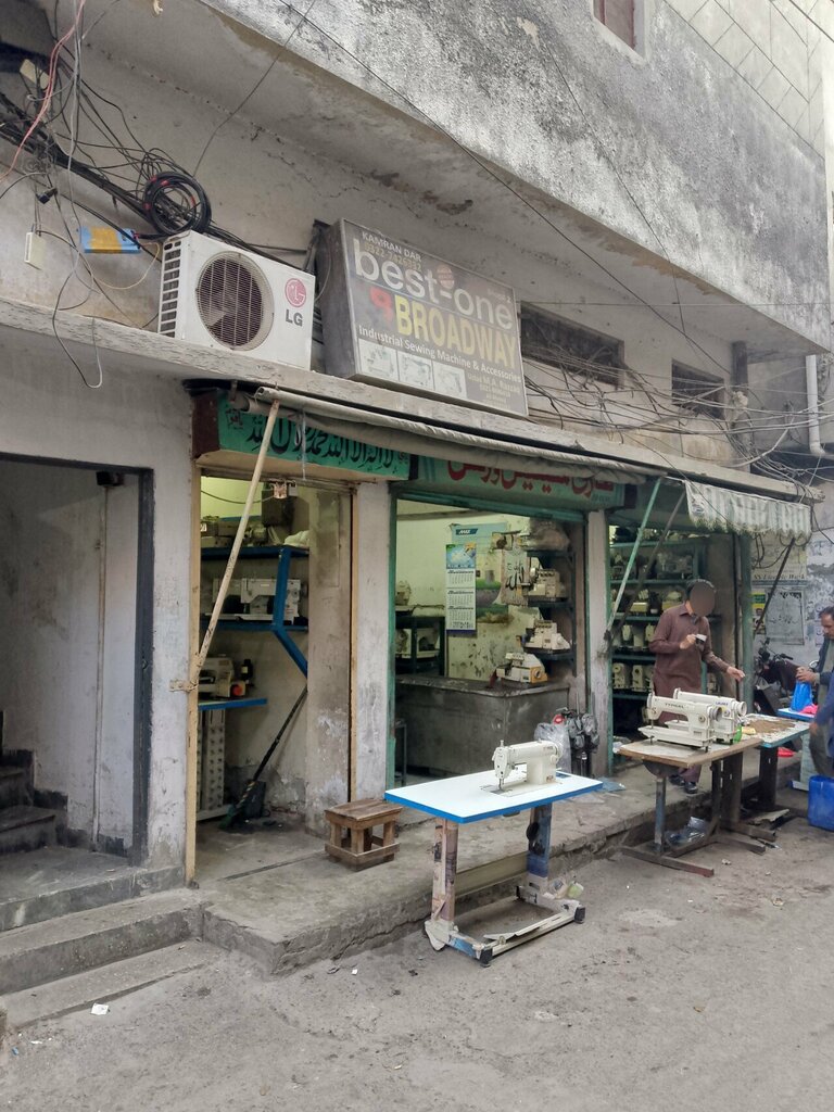 Terziler Tariq mechanic works, Lahor, foto