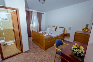 Hotel Pharos (Bar Municipality, gorod Bar, Ulica Šcepana Malog), otel  Bar'dan