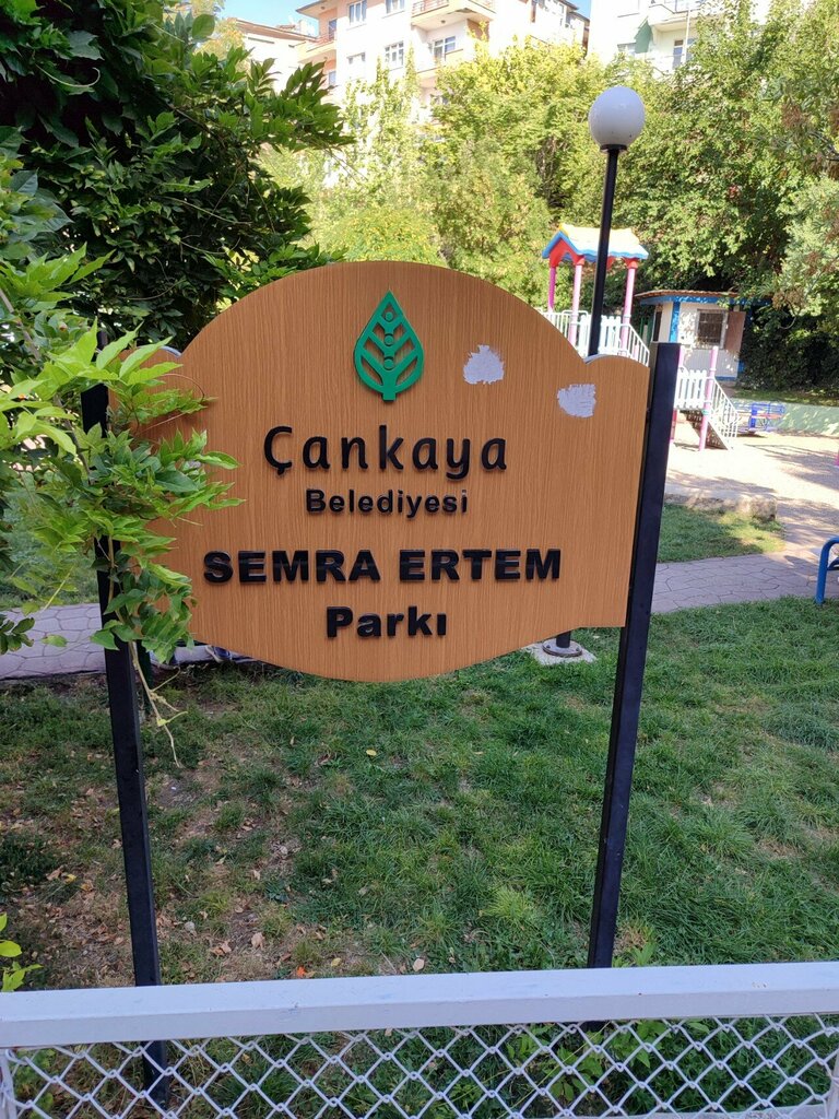 Çocuk oyun ekipmanları Semra Ertem Parkı, Ankara, foto