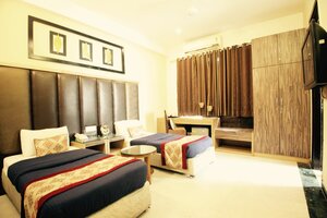 Imperial Park (Red Line, Netaji Subhash Place metro station), otel