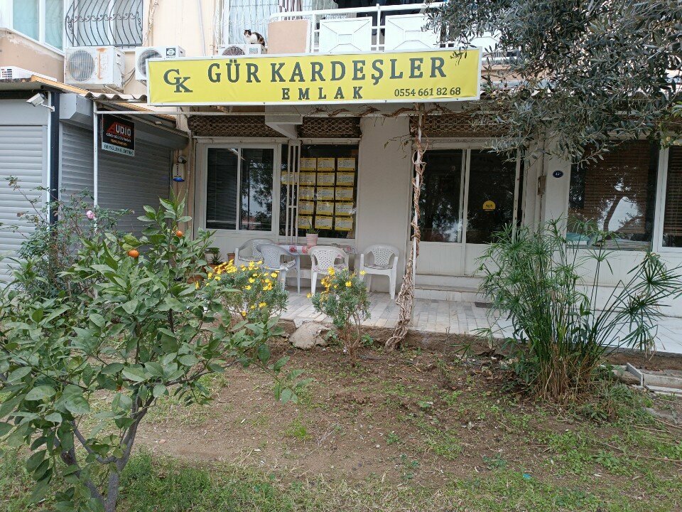 Emlak ofisi Gür Kardeşler Emlak Ofisi, İzmir, foto