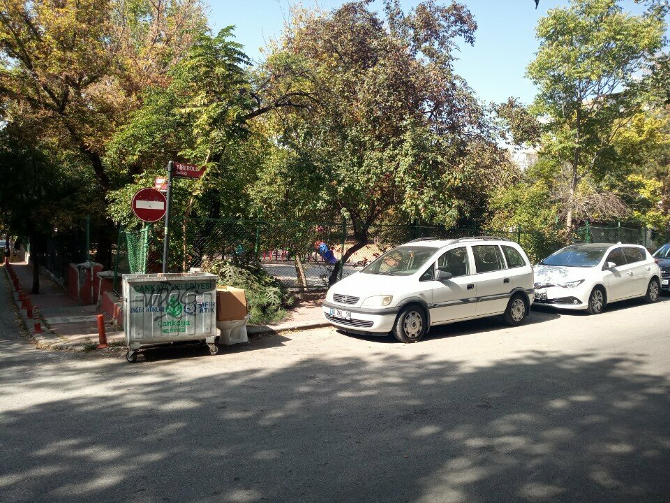 Çocuk oyun ekipmanları Gülizar Yurtseven Parkı, Ankara, foto