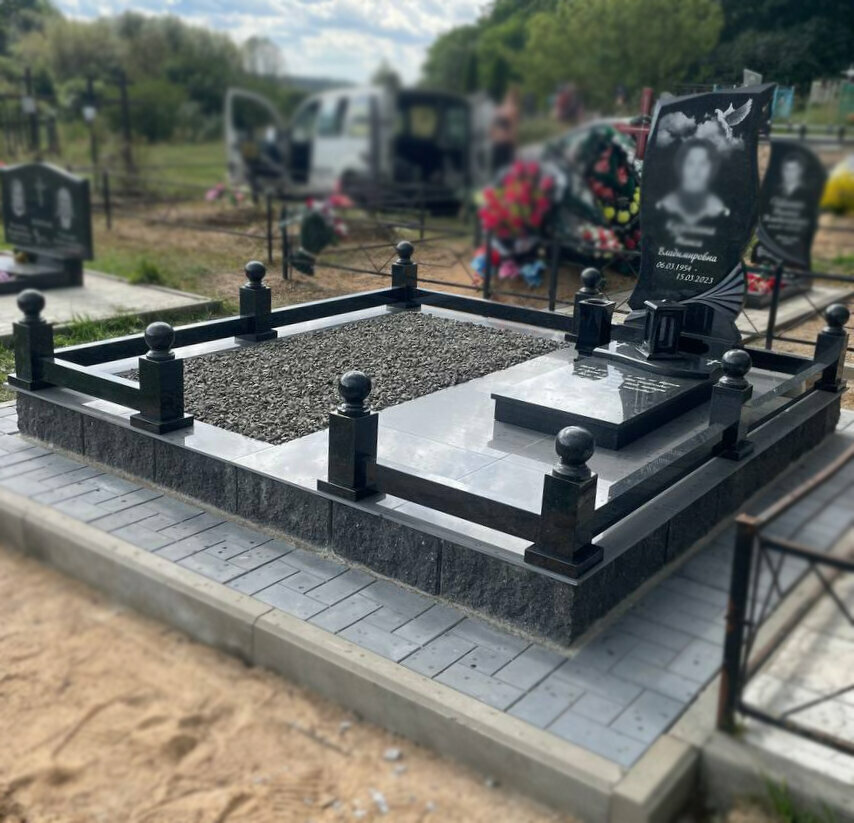 Heykel ve mezarlık taşı üreticileri Granite Manufactory, Minsk, foto