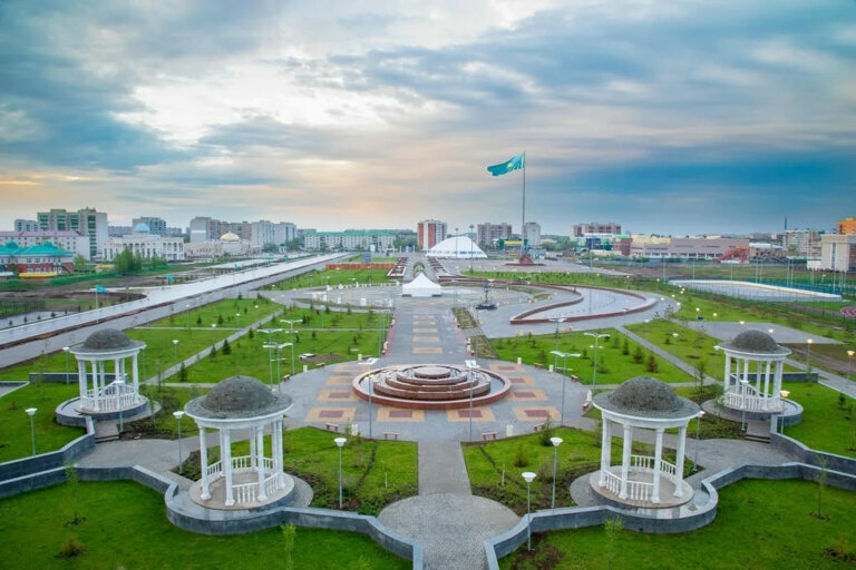Turistik yerler Independence Monument, Oral (Uralsk), foto