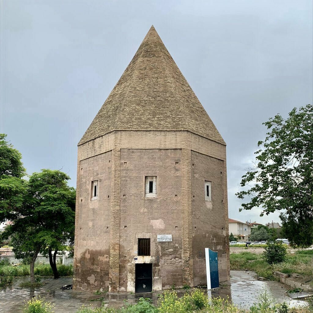 Anıt, heykel Karaaslan Türbesi, Konya, foto