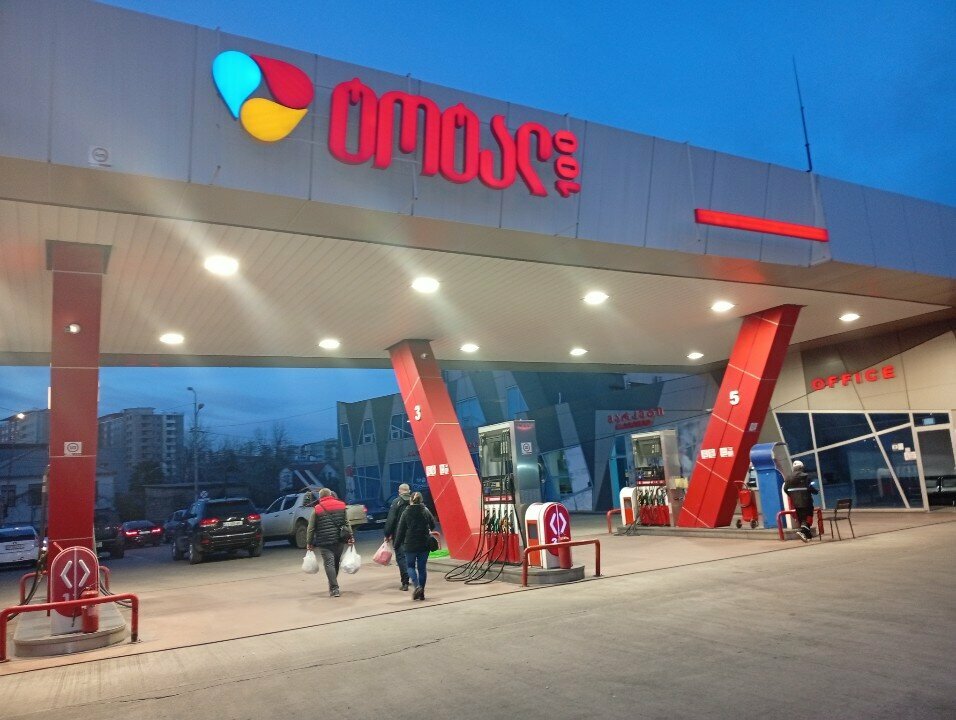 Benzin istasyonu ტოტალ, Batum, foto