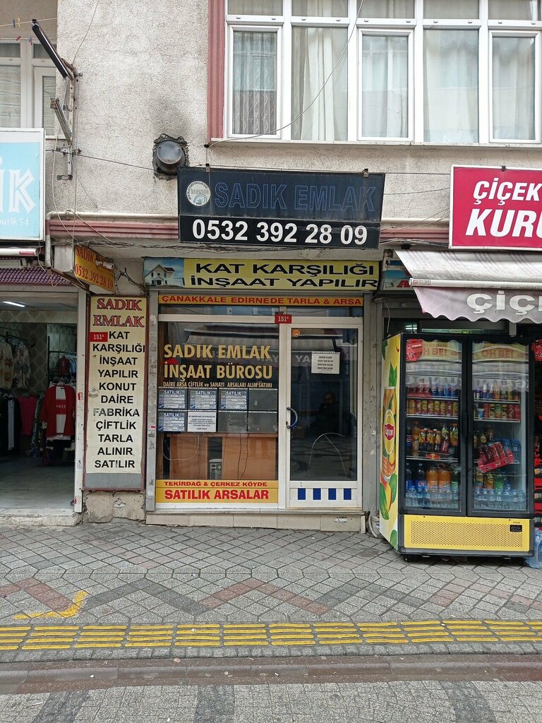 Emlak ofisi Sadik Emlak, İstanbul, foto