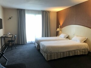 Best Western Golf D'albon (Auvergne-Rhône-Alpes, Drôme, Arrondissement de Valence, Albon, Route de Senaud), otel