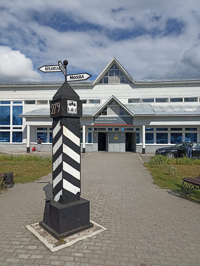 Anıt, heykel Верстовой столб с расстоянием до Каргополя, Архангельска и Вологды, Niandoma, foto