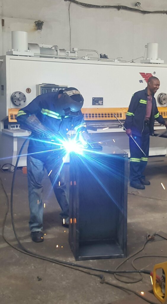 Otomobil servisi Madinawala Engineering, Lusaka, foto