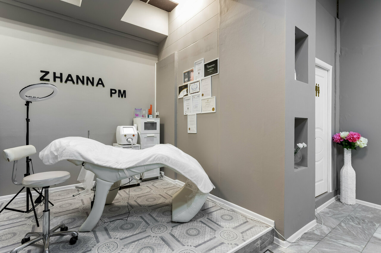 «Студии перманентного макияжа с наградой «Хорошее место» в Нагорном» фото материала