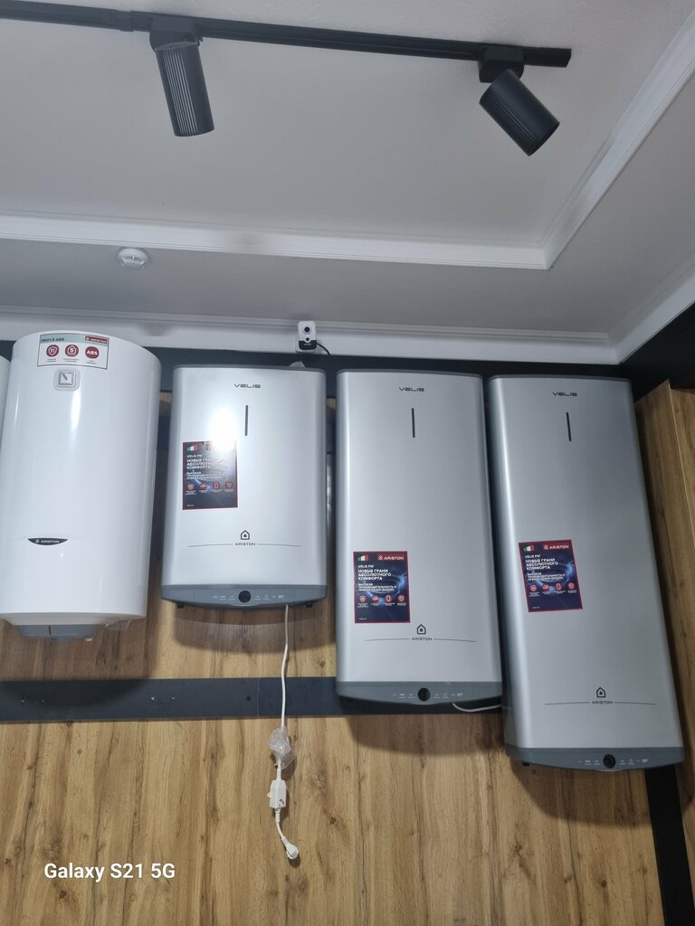 Banyo ve klozet mağazaları Santexnika, Nemengan, foto